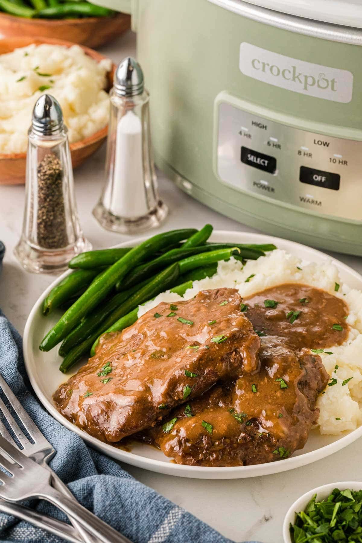 How Do You Cook Steak in a Slow Cooker: Easy, Tender & Delicious