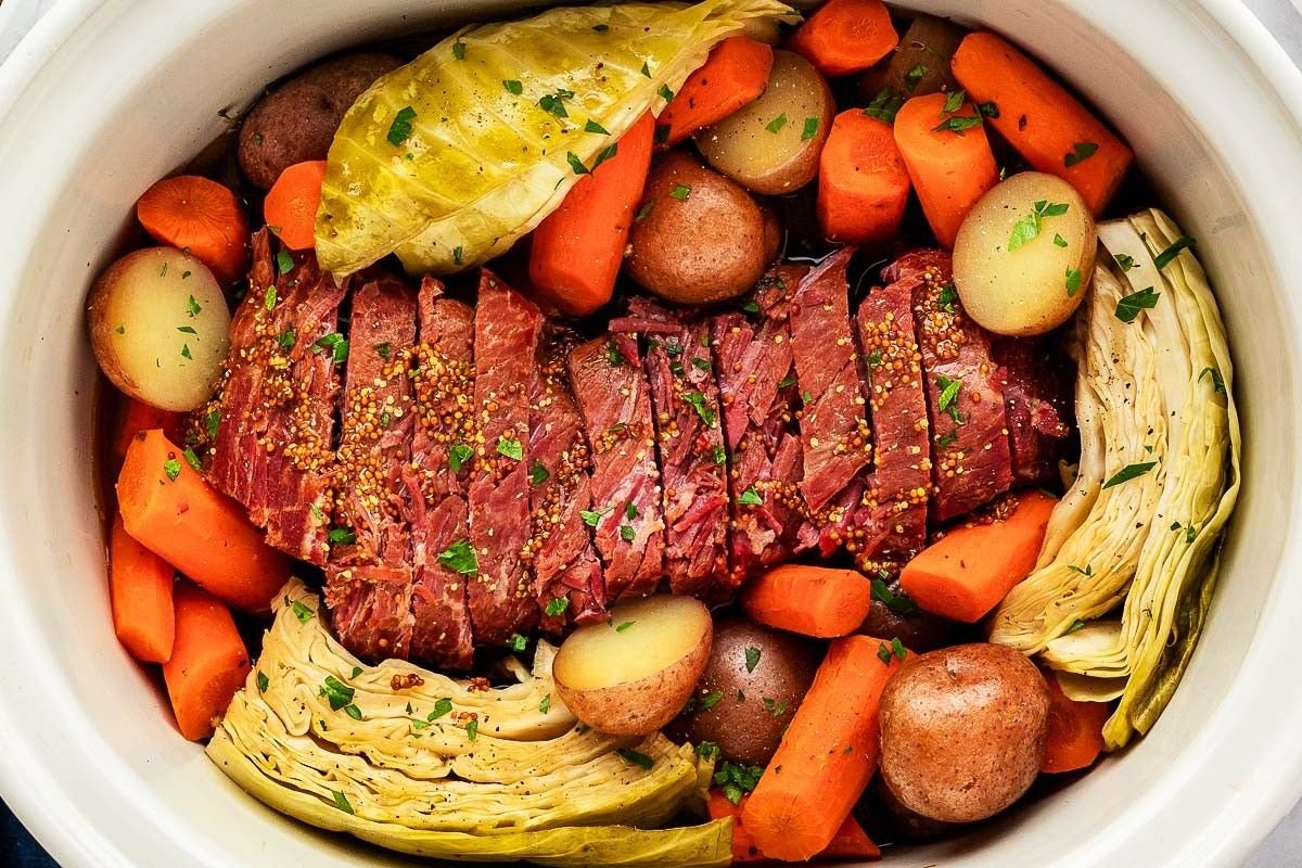 How to Cook a Corned Beef in a Slow Cooker: Easy & Tender Recipe